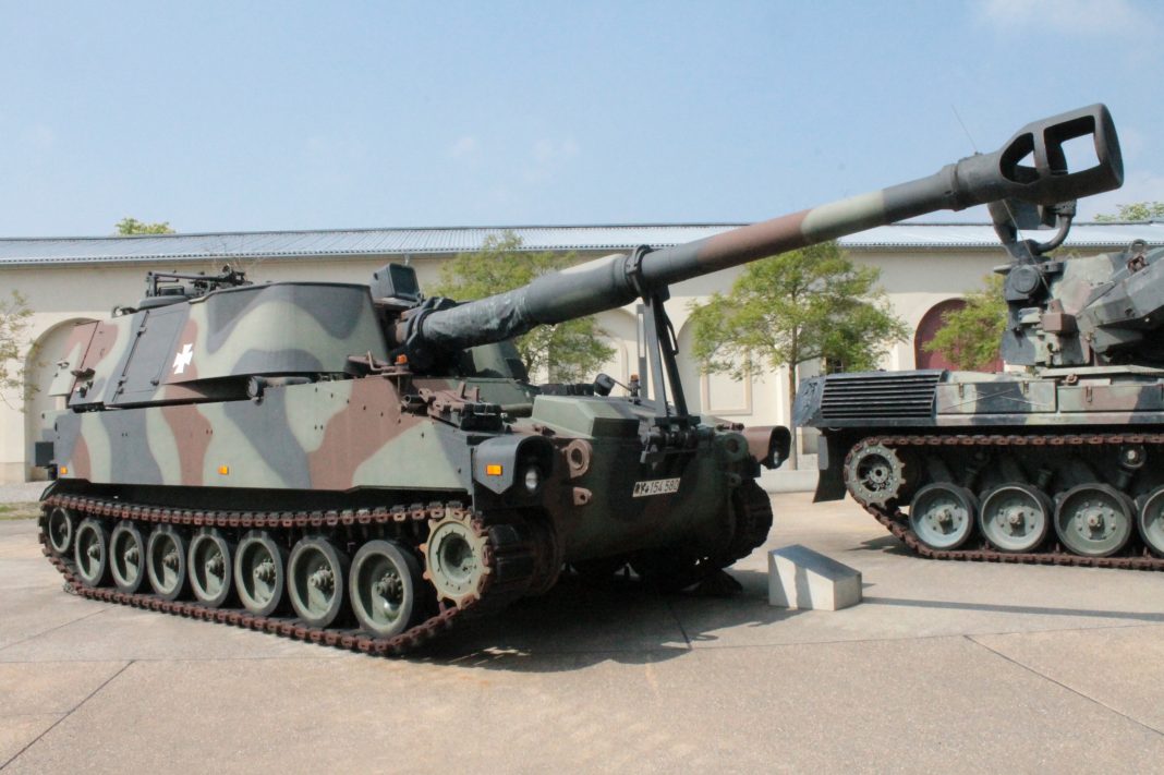 Czechoslovakia unveils top secret Morana self-propelled howitzer ...